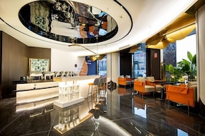Um lobby de hotel moderno com uma recepção central, área de estar e um grande skylight circular.