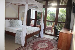 Cofre no quarto, secretária, Wi-fi grátis, roupa de cama fornecida 