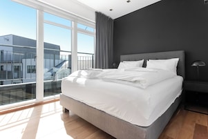 Penthouse Deluxe, varanda | Edredões de penas, secretária adequada para computadores portáteis