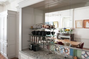 Café da manhã continental todos os dias (EUR 12 por pessoa)