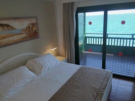 Cofres nos quartos, ferros/tábuas de passar roupa, berços grátis