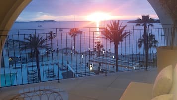 Suíte júnior, vista para o mar | Frigobar, cofres nos quartos, escrivaninha