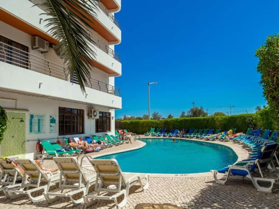 Piscina externa, espreguiçadeiras