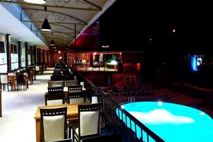 Piscina interior, piscina exterior 