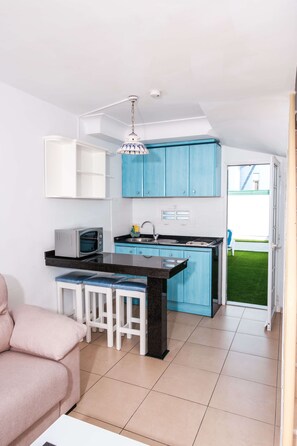 Bungalow, 1 cama queen-size, vista para a piscina | Cozinha privada | Um frigorífico/congelador grande, um micro-ondas, uma placa de cozinha 
