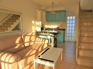 Um frigorífico/congelador grande, um micro-ondas, uma placa de cozinha 