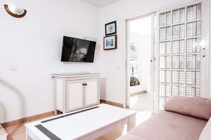 Bungalow, 1 cama queen-size, vista para a piscina | Sala de estar | Televisor de ecrã plano de 21 polegadas com canais via satélite 