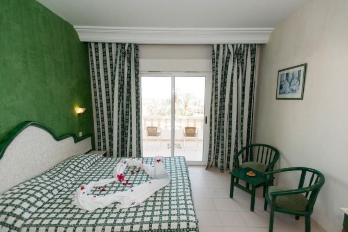Secretária, roupa de cama fornecida 