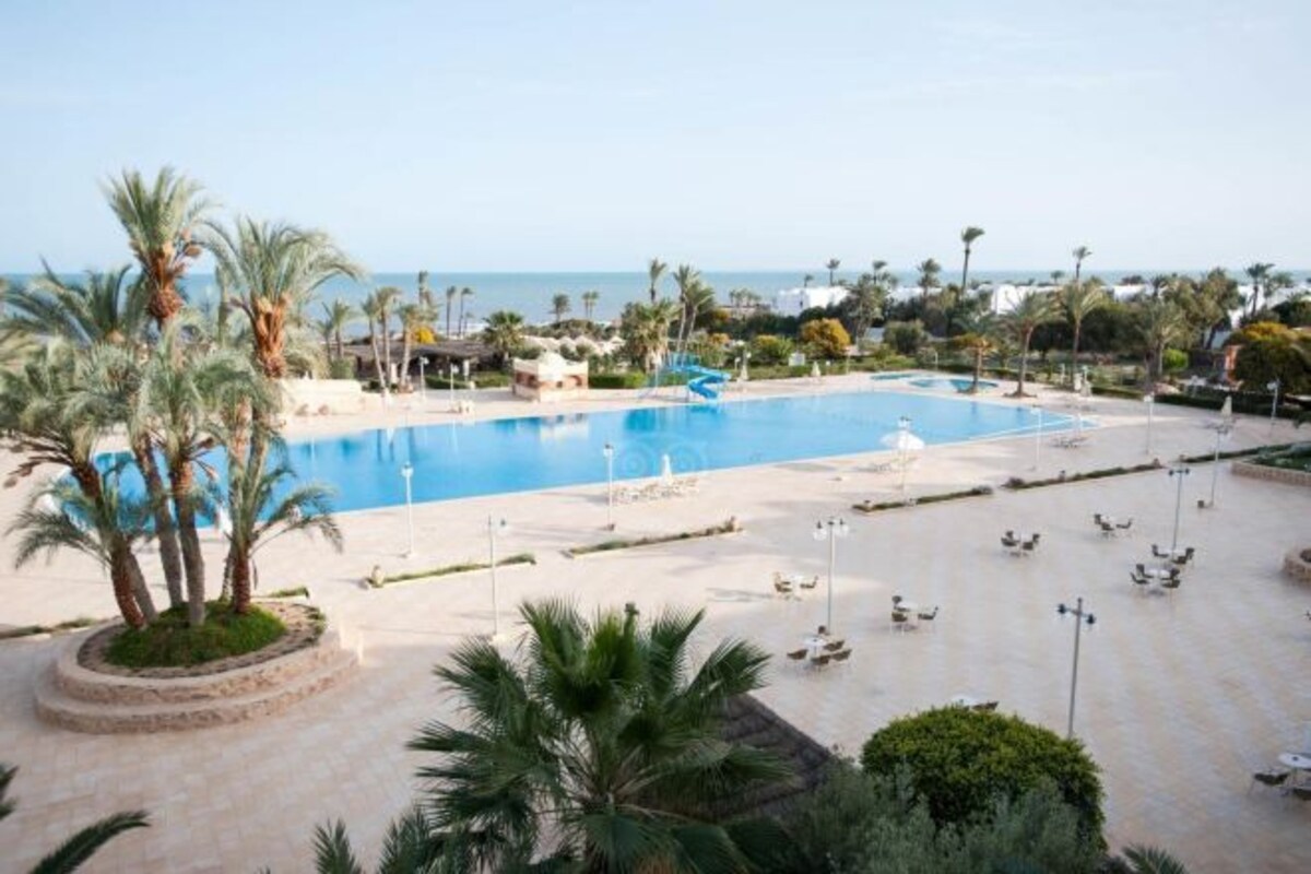 Piscina interior, piscina exterior, guarda-sóis, espreguiçadeiras 