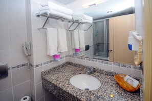 Quarto Duplo ou Twin Standard | Casa de banho | Um polibã, artigos de higiene pessoal grátis, um secador de cabelo 