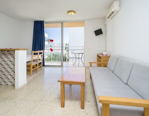 Apartamento, 1 quarto, varanda | Secretária, cortinas/cortinados opacos, berços/camas para crianças 