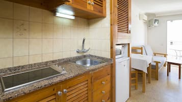 Estúdio, varanda | Kitchenette privada | Um frigorífico, um micro-ondas, uma placa de cozinha