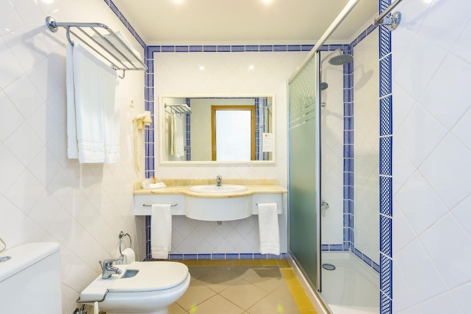 Produtos de toalete grátis, secador de cabelo, toalhas de banho 