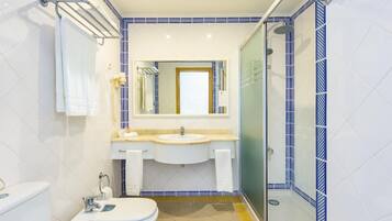 Produtos de toalete grátis, secador de cabelo, toalhas de banho