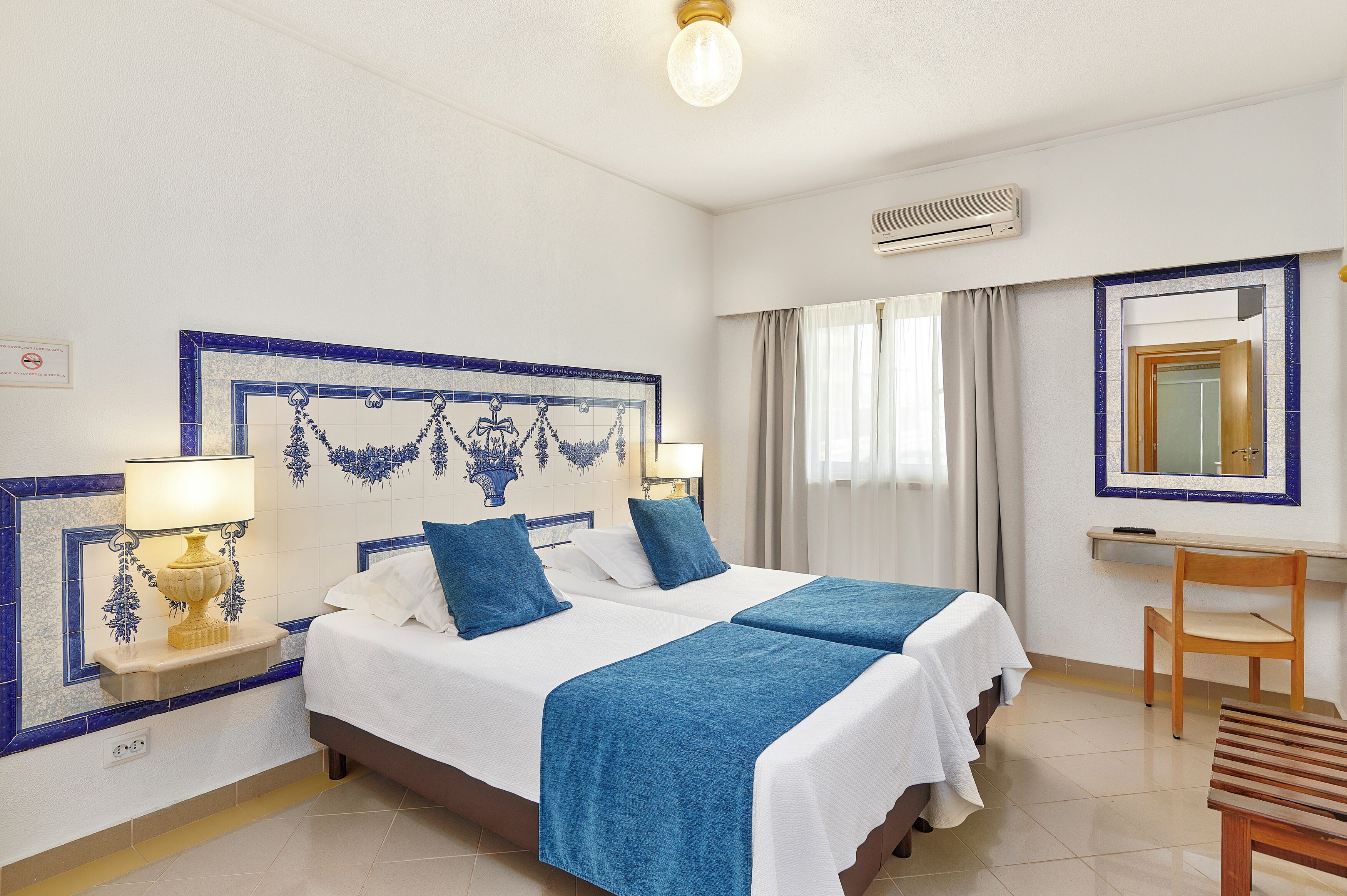 Cofres nos quartos, ferros/tábuas de passar roupa