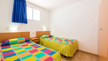 1 quarto, cofres nos quartos, ferros/tábuas de passar roupa