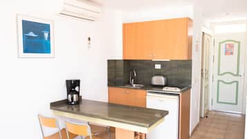 Um frigorífico/congelador grande, uma placa de cozinha