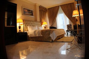 Apartamento Deluxe, 1 quarto | Roupa de alta qualidade, cofre no quarto, secretária 