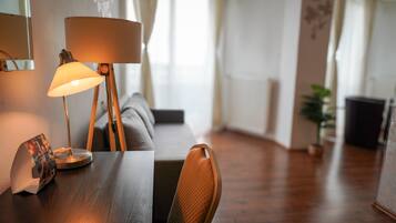 Cofre no quarto, secretária, cortinas/cortinados opacos