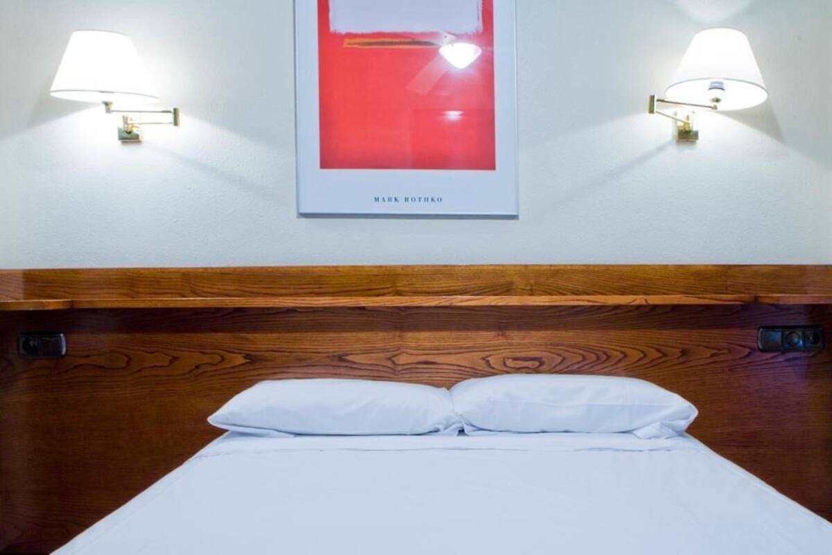 Escrivaninha, cortinas blackout, quartos à prova de som