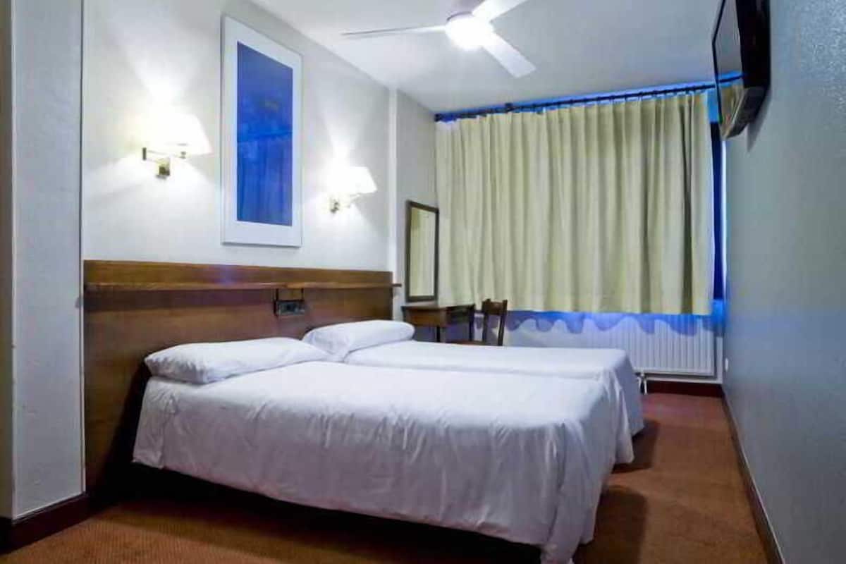 Escrivaninha, cortinas blackout, quartos à prova de som