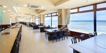 2 restaurantes: opção de café da manhã e jantar