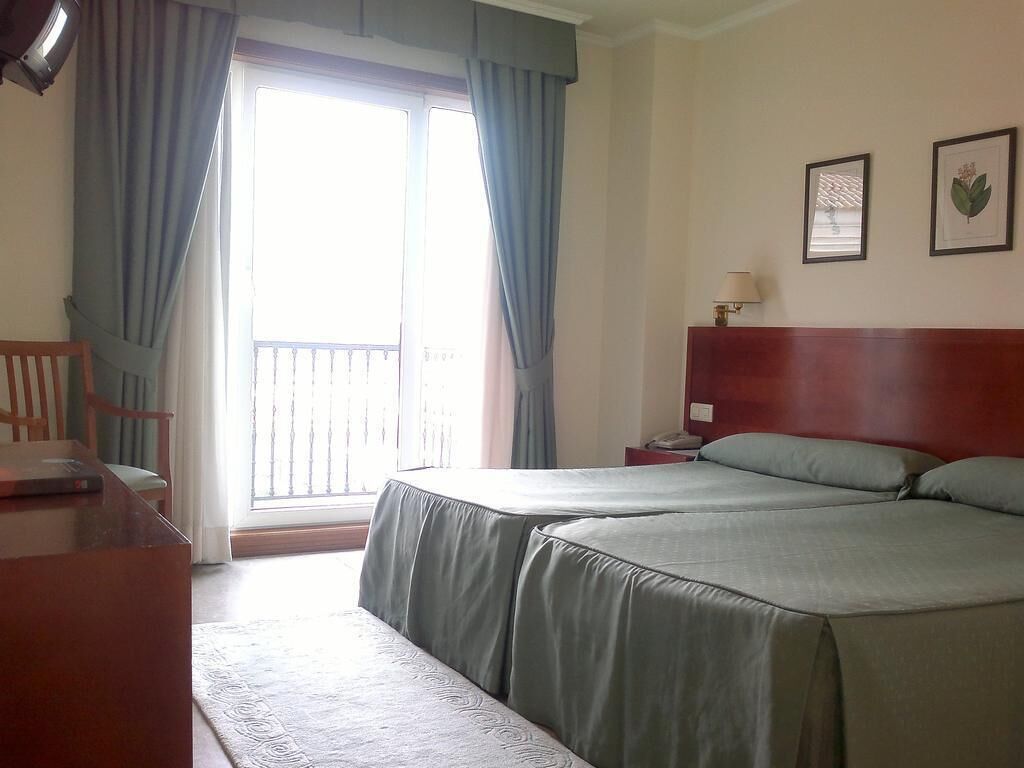 Minibar, cofre no quarto, secretária, cortinas/cortinados opacos 