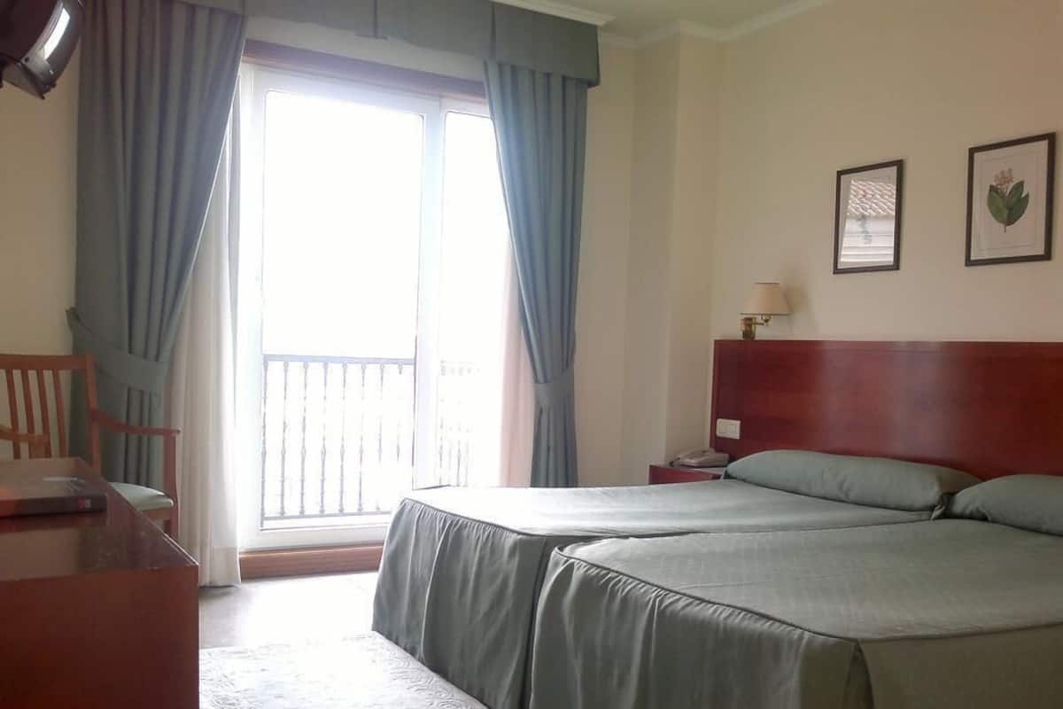 Minibar, cofre no quarto, secretária, cortinas/cortinados opacos 