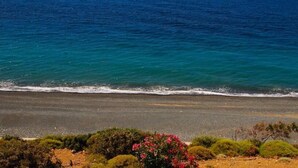 Uma praia com águas azuis cristalinas e areal arenoso.