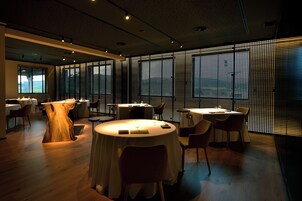 2 restaurantes, é servido almoço