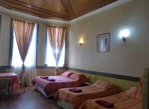 Quarto | Escrivaninha, ferros/tábuas de passar roupa, Wi-Fi de cortesia