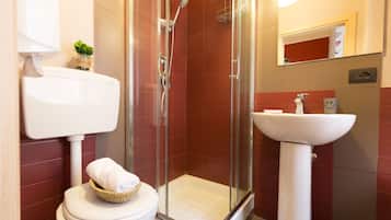 Quarto casal | Banheiro | Chuveiro, produtos de toalete grátis, secador de cabelo, bidê