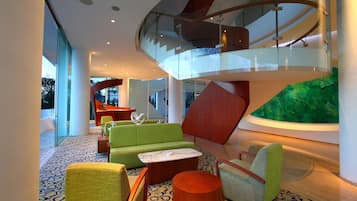 Este bar no lobby do hotel