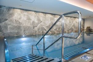 Piscina interior, espreguiçadeiras 