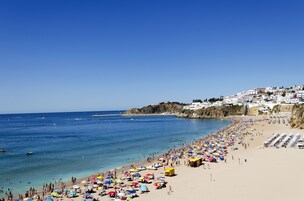 Perto da praia, areia branca 