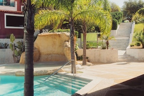 Piscina exterior, guarda-sóis, espreguiçadeiras 