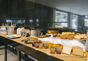 Pequeno-almoço tipo buffet diário (15 EUR por pessoa)