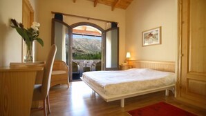 Quarto casal | Escrivaninha, cortinas blackout, camas extras/dobráveis (sobretaxa)