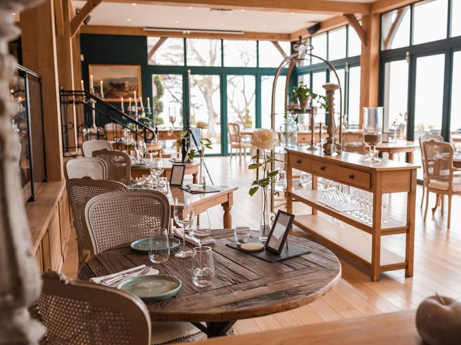 Pequenos-almoços servidos, cozinha francesa, com vista para o oceano