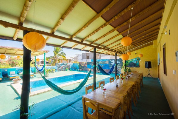 Quarto Triplo Comfort | Zona de pequenos-almoços | Pequeno-almoço inspirado na cozinha local diário incluído