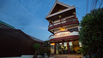 Fachada da propriedade à noite