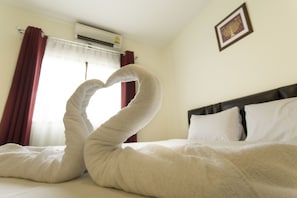 Superior King Bed | Roupa de alta qualidade, secretária, cortinas/cortinados opacos