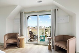 Quarto luxo, 1 cama King, vista parcial para o oceano | Cofres nos quartos, individualmente decorados