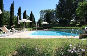 Piscina exterior sazonal, guarda-sóis, espreguiçadeiras 