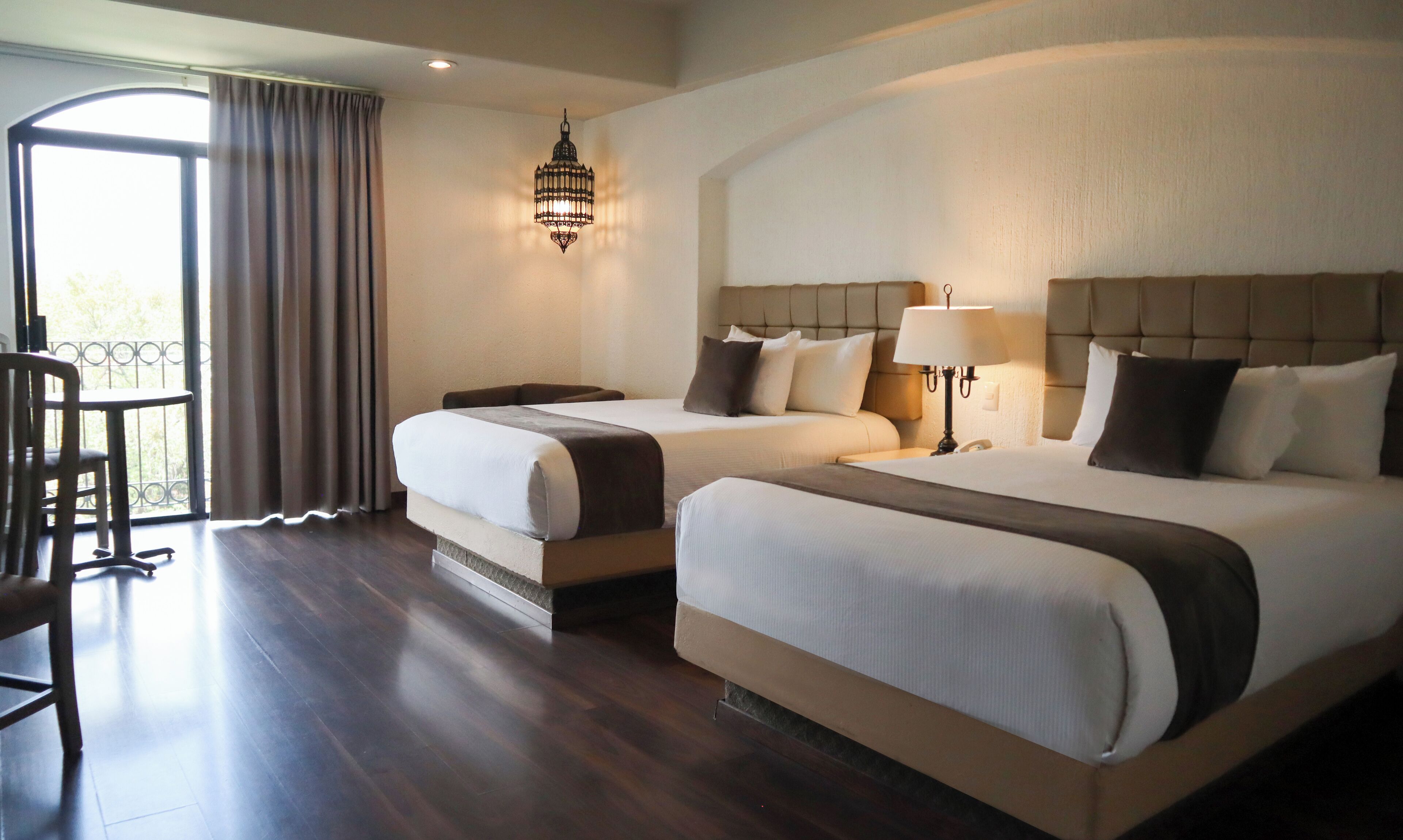 Quarto casal superior | Escrivaninha, espaço de trabalho para notebook, cortinas blackout