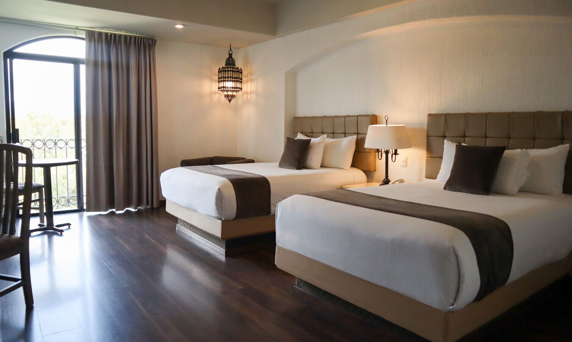 Escrivaninha, espaço de trabalho para notebook, cortinas blackout