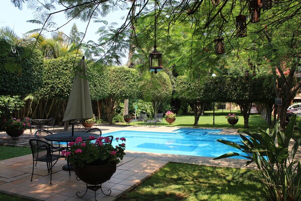 Piscina exterior, guarda-sóis, espreguiçadeiras 