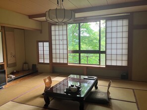 Japanese-Style Deluxe Room (with Toilet), Check in until 18:00 | Escrivaninha, Wi-Fi de cortesia, roupa de cama