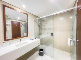 Chuveiro, produtos de toalete grátis, secador de cabelo, chinelos