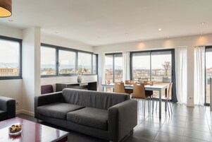 Apartamento | Sala de estar | Televisor de 75 cm com canais digitais 